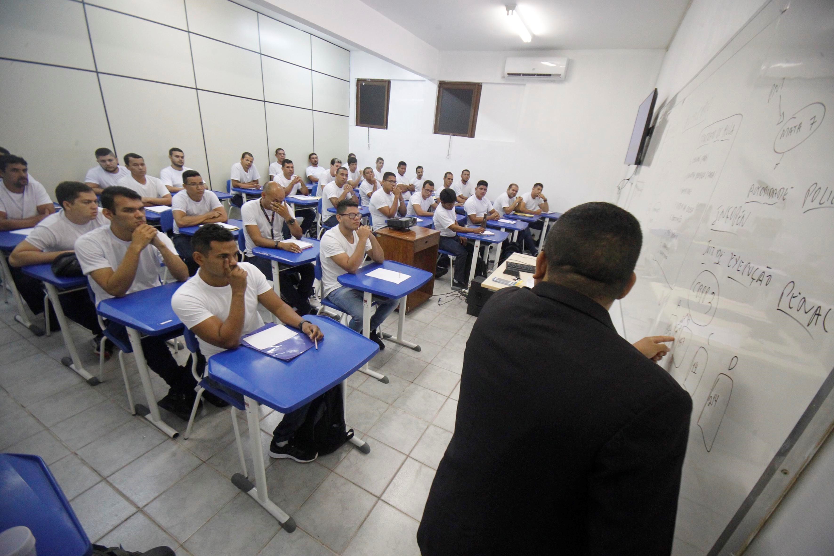Candidatos começam curso de formação para agente prisional - Correio de ...