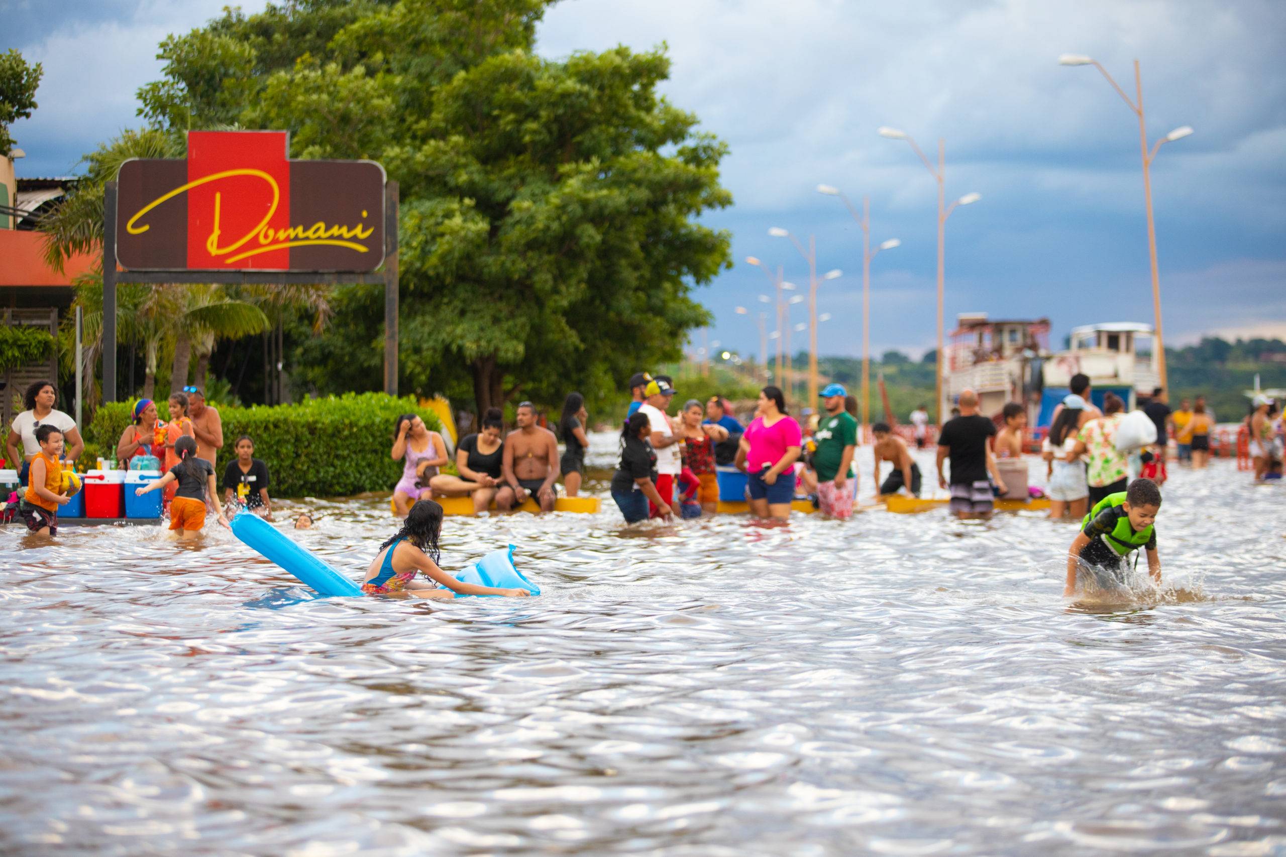 Multidão na orla para curtir enchente preocupa autoridades - Correio de ...