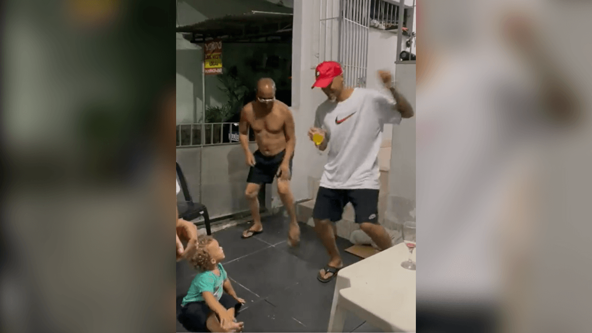 VÍDEO: Pai e filho dançam charme juntos e ‘ginga’ encanta web - Correio ...