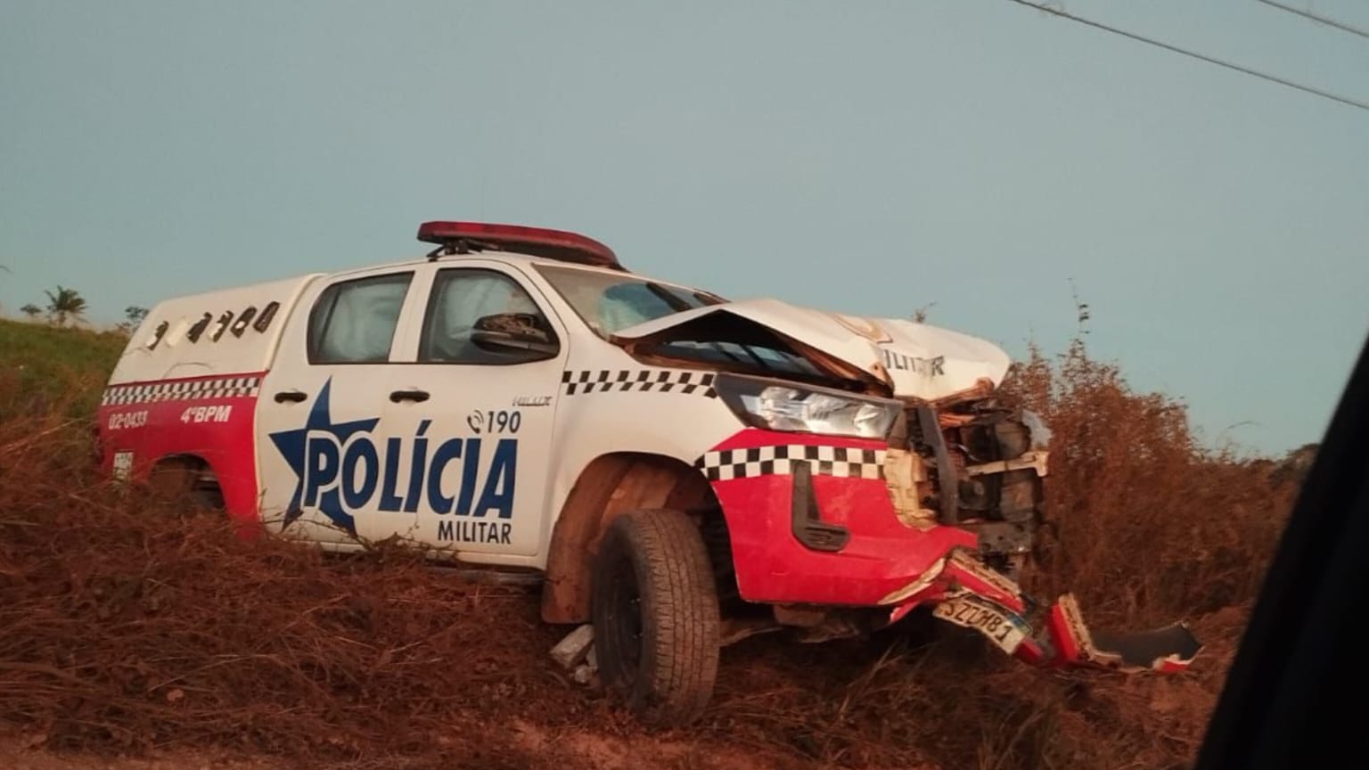 Viatura da PM sai da estrada e colide com poste em São Geraldo do ...